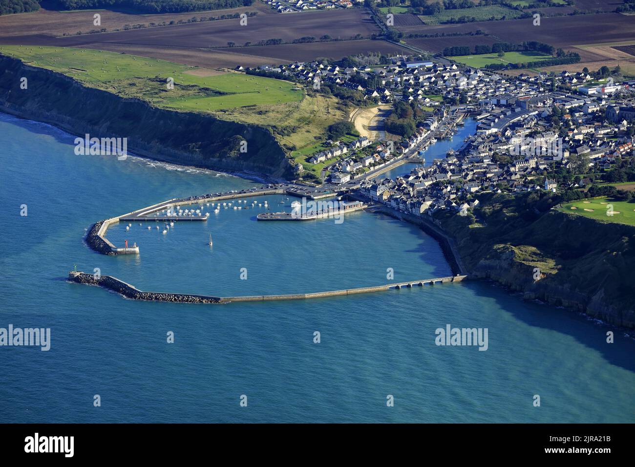 Port-en-Bessin-Huppain (Normandie, Nord-Ouest de la France) : vue aérienne de la côte du Bessin ...