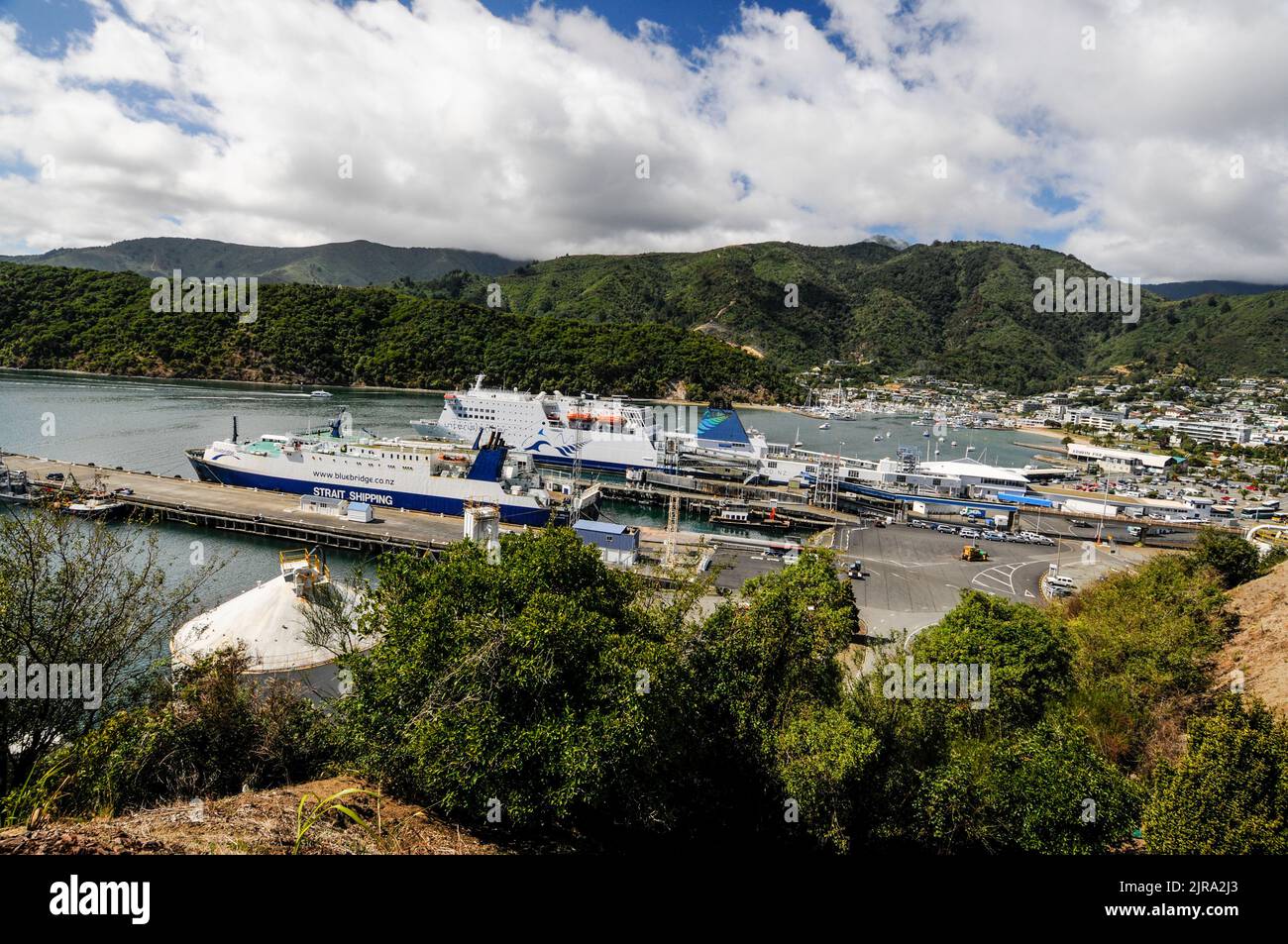 Le traversier Interislander Cook Strait au terminal de traversier pour ...