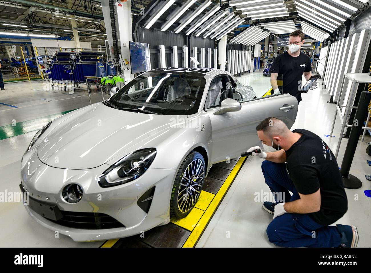 Renault Alpine fabrique à Dieppe : inspection finale d'un Alpine A110 ...