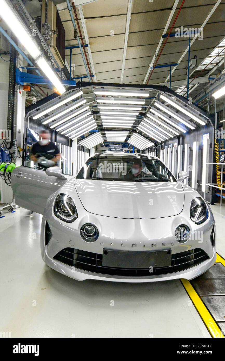 Renault Alpine fabrique à Dieppe : inspection finale d'un Alpine A110 ...