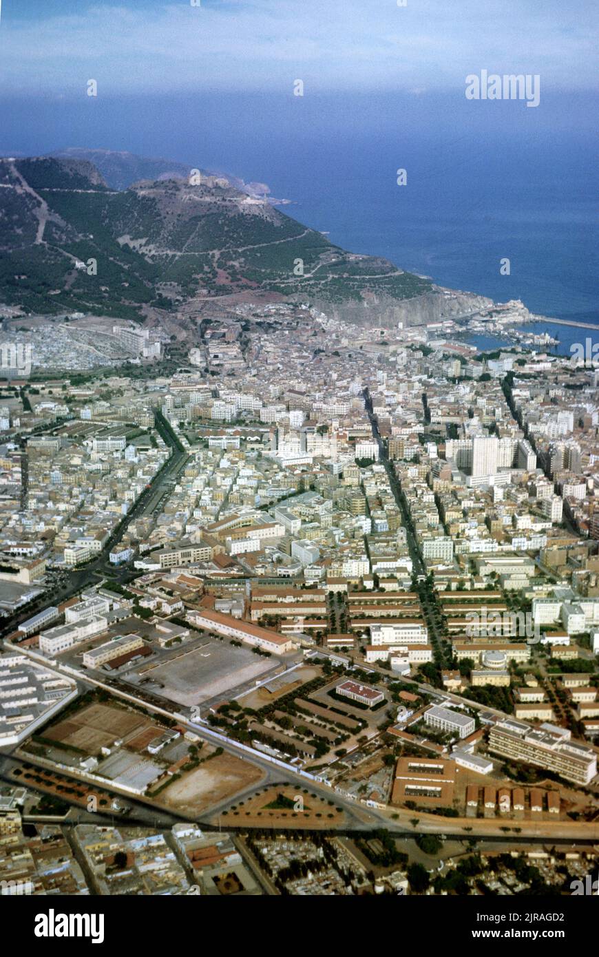 Algérie, Oran : vue aérienne de la ville et de son port sur la mer Méditerranée, 1963 ...