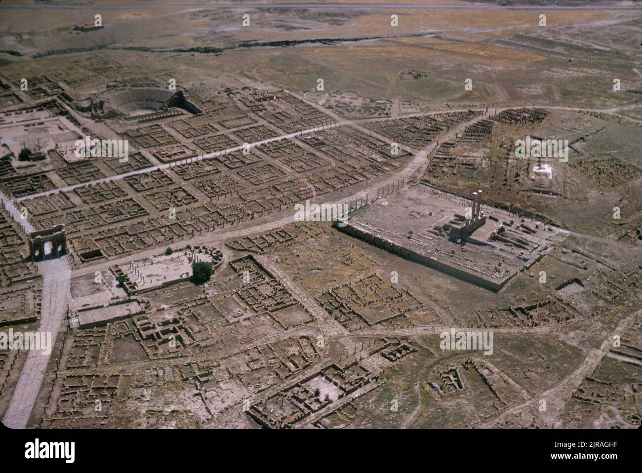 Algérie, Timgad, dans les monts des Aures d'Algérie : vue aérienne des ...