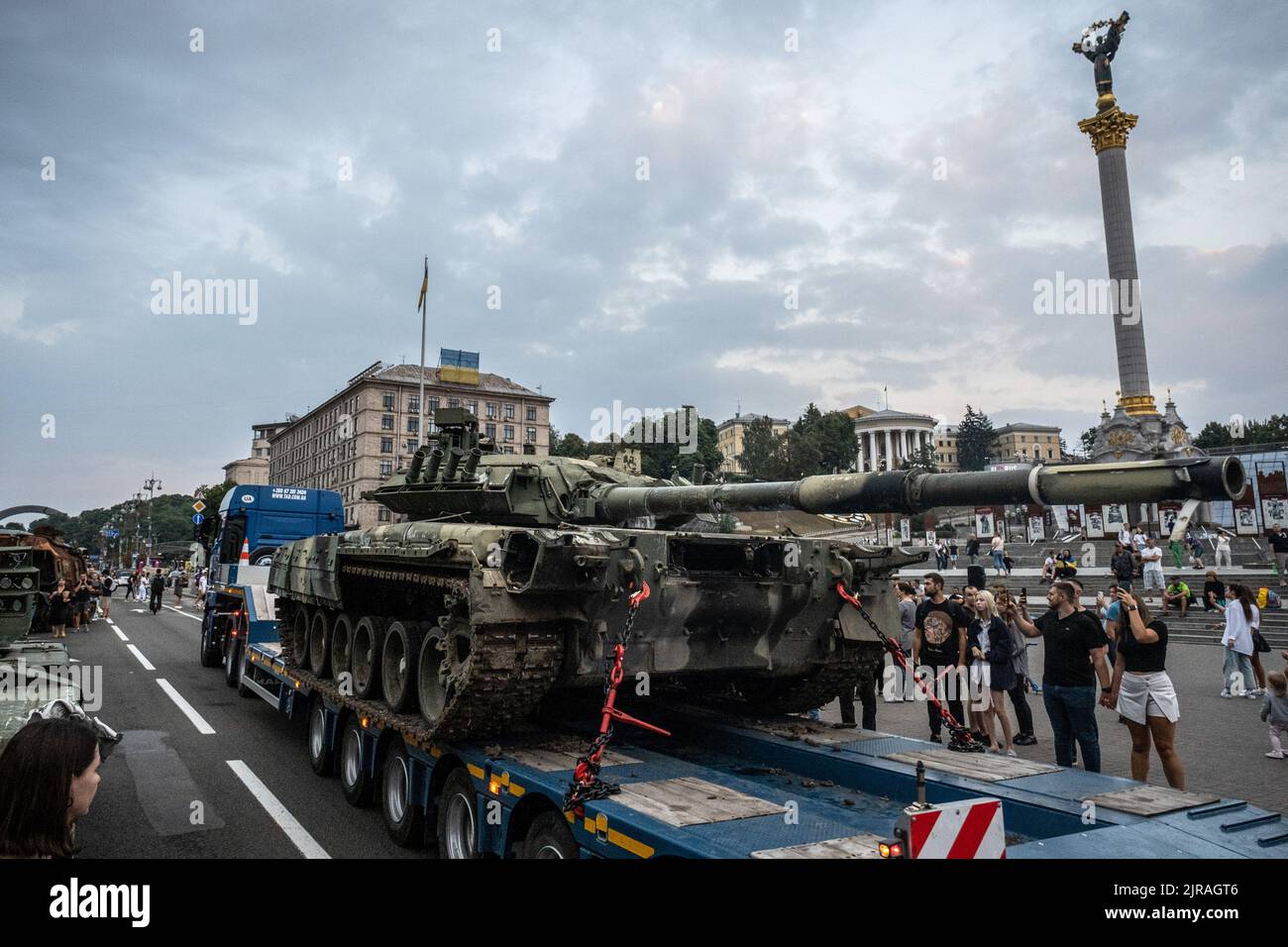L'épave d'un char militaire russe a vu se déplacer à l'exposition pour ...
