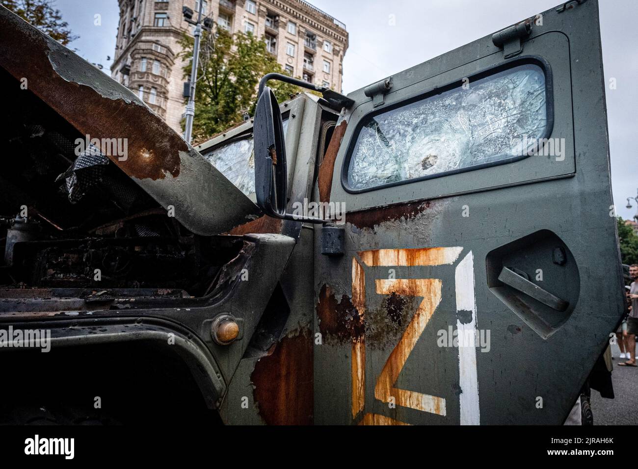 Un panneau 'Z' visible sur l'épave d'un véhicule blindé russe à Kiev ...
