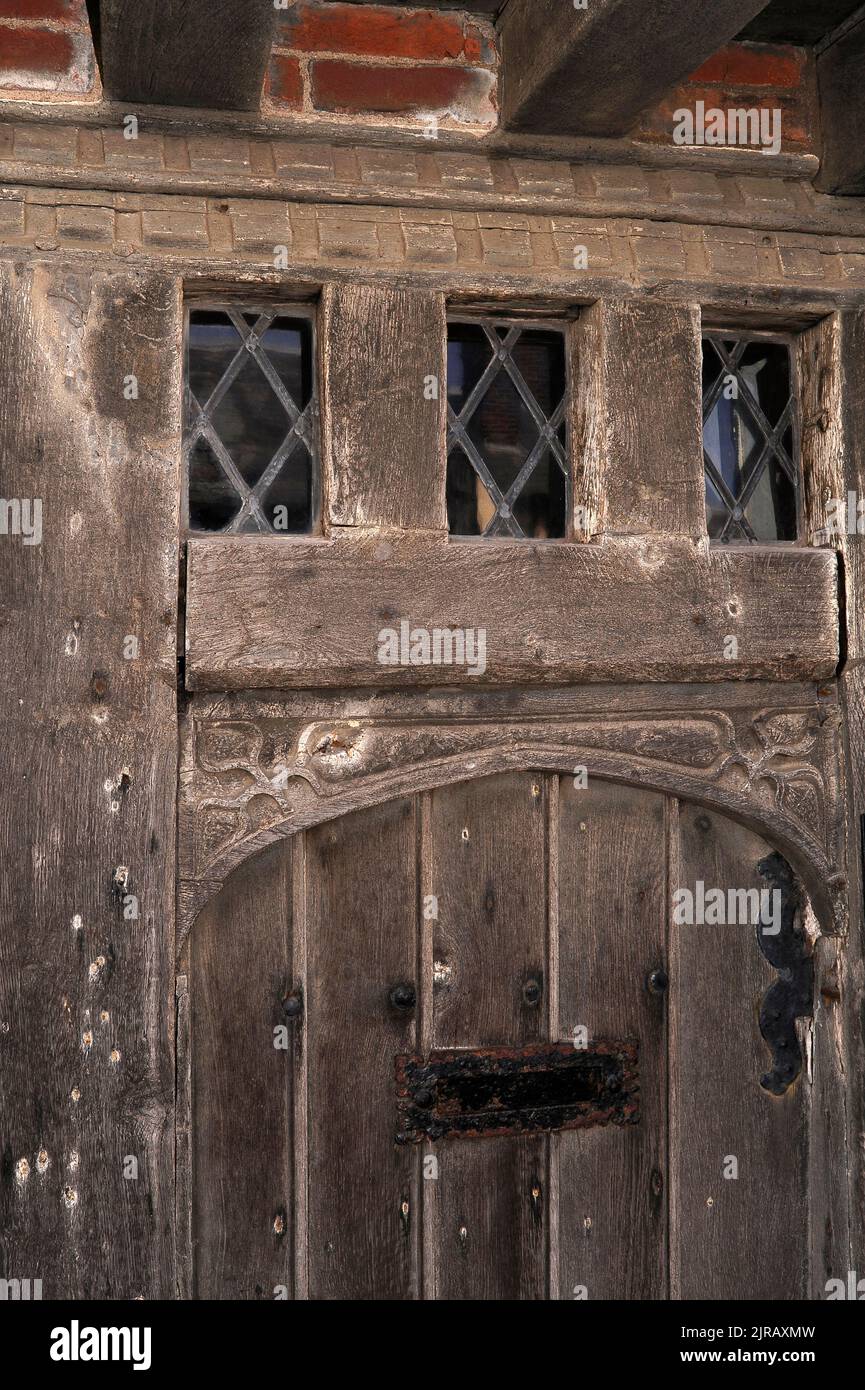 Porte originale en chêne Tudor sur le côté ouest du début des années ...