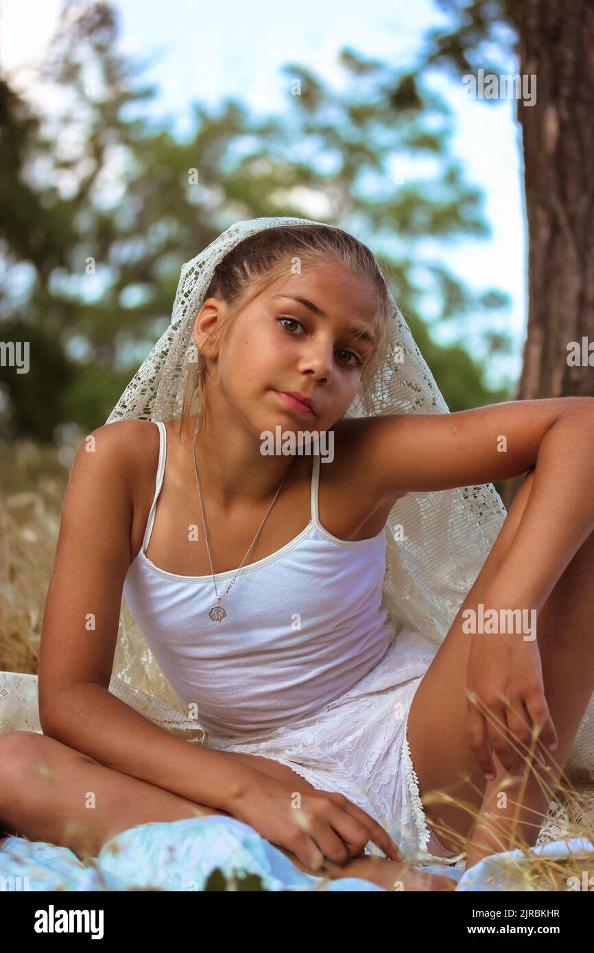Portrait Dune Belle Race Mixte Adolescente En Vêtements Blancs Assis à Lextérieur Lors Dun