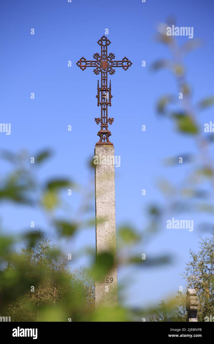 Croix en fer forgée. Cimetière de Saint-Nicolas de Véroce. Haute-Savoie ...