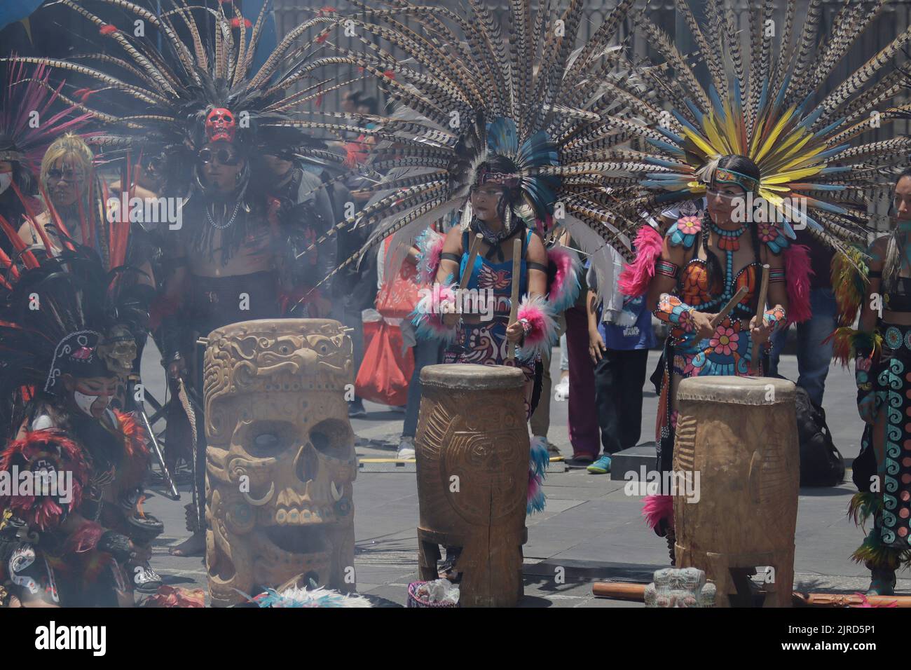 23 août 2022, Mexico ; Mexique : des danseurs préhispaniques déguisés ...