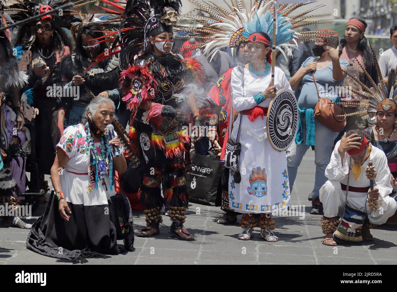 23 août 2022, Mexico ; Mexique : des danseurs préhispaniques déguisés ...