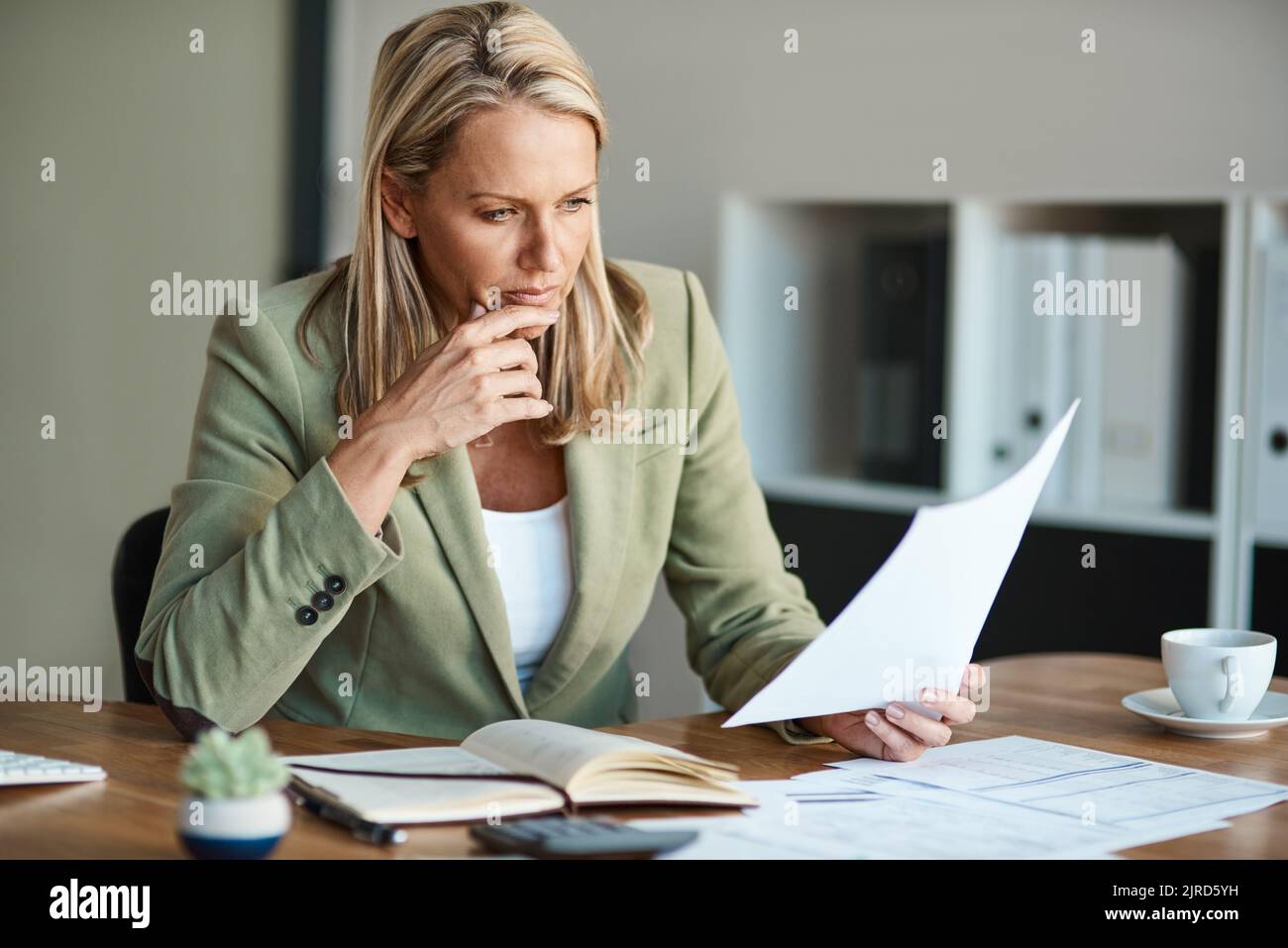 Je dois y réfléchir : une femme d'affaires mûre qui a l'air réfléchie ...