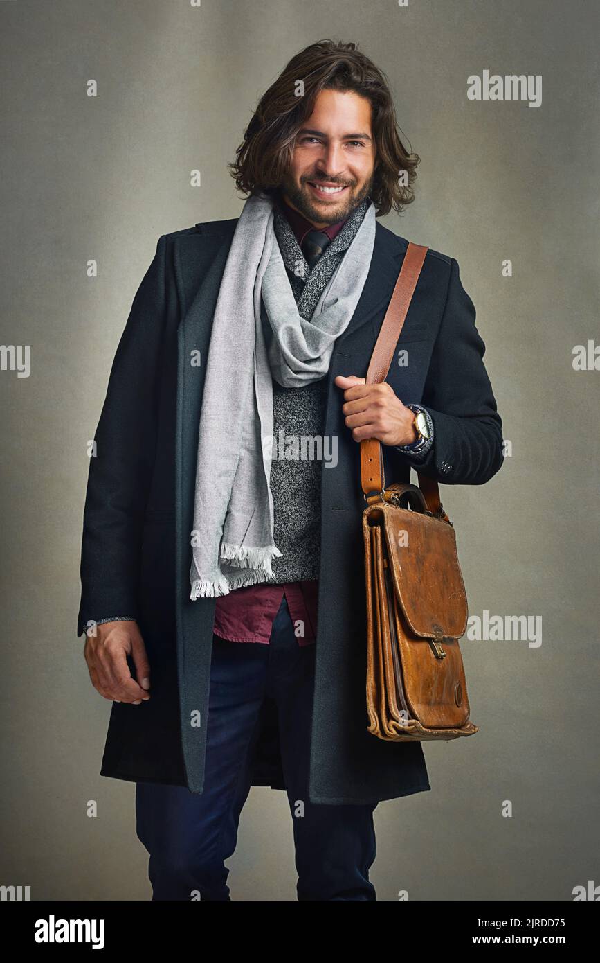Osez être bien habillé. Portrait d'un homme élégamment habillé posant ...