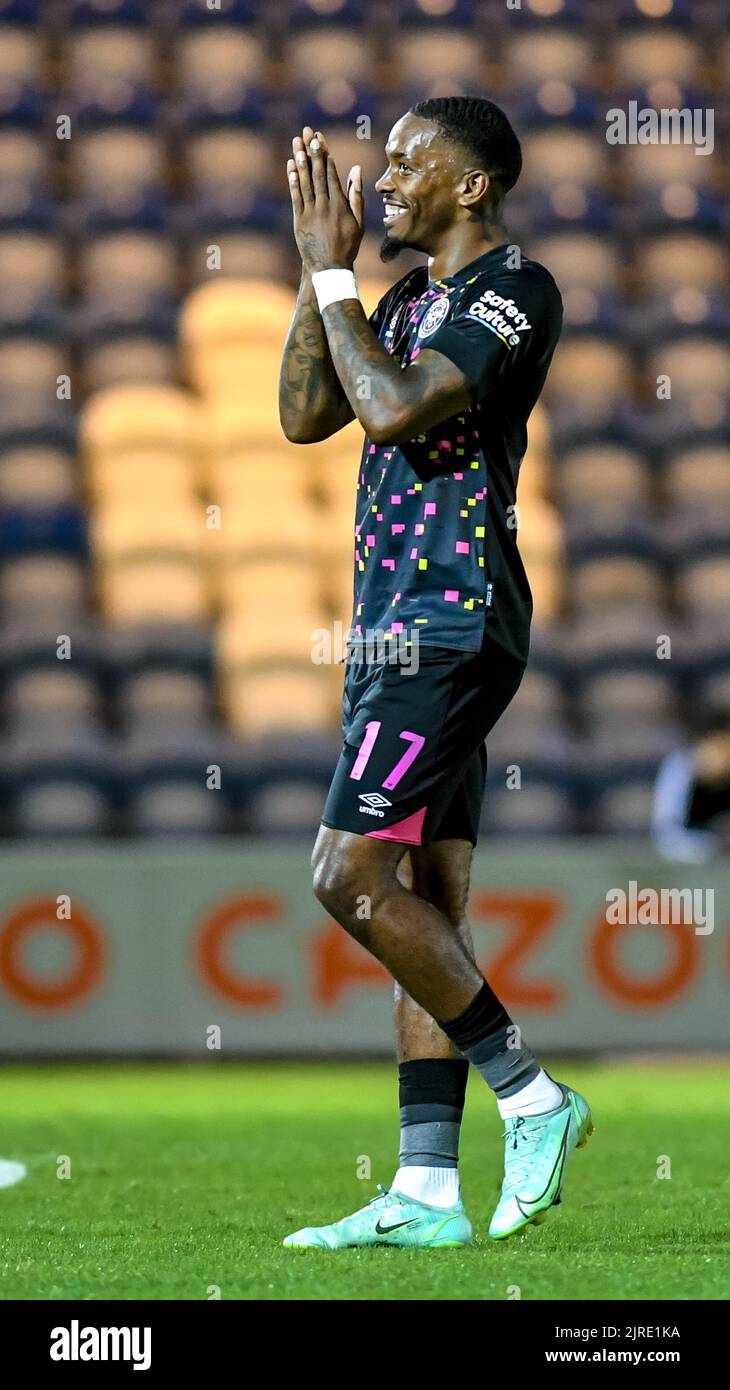 Colchester, Royaume-Uni. 23rd août 2022. Ivan Toney, du FC Brentford, applaudit les supporters à ...