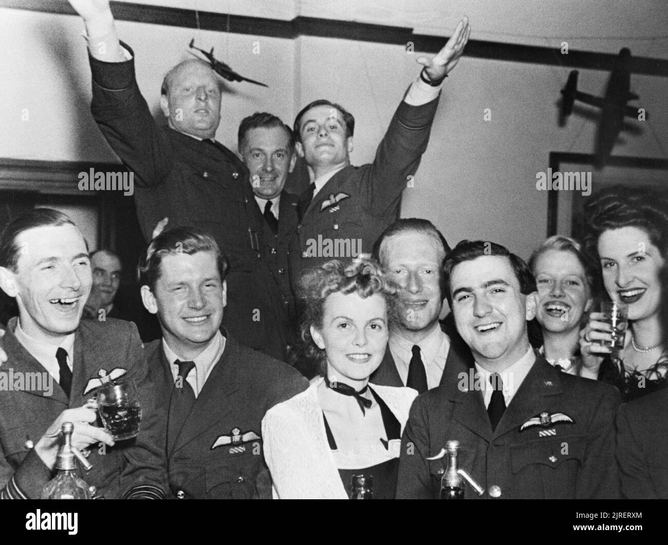 Les officiers de la RAF et les clients célébrant le premier ...