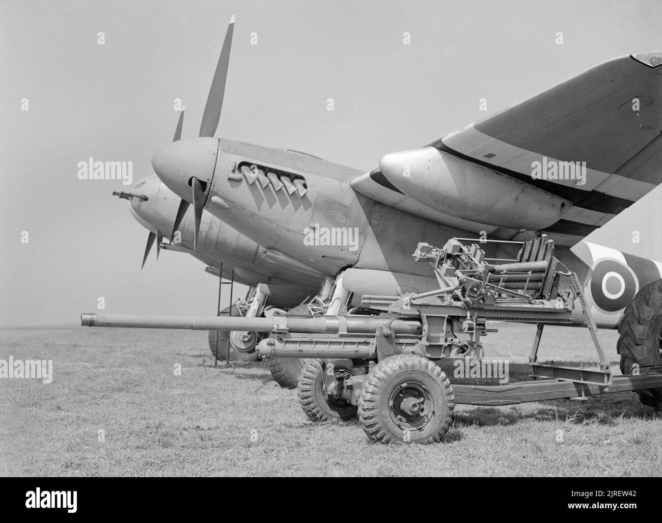 Chariot de canon militaire Banque d'images noir et blanc - Alamy