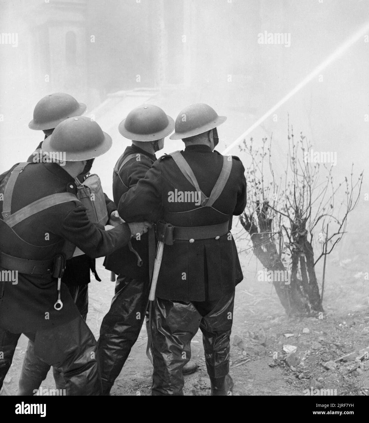 Les pompiers de la National Fire Service lutter contre un incendie dans ...