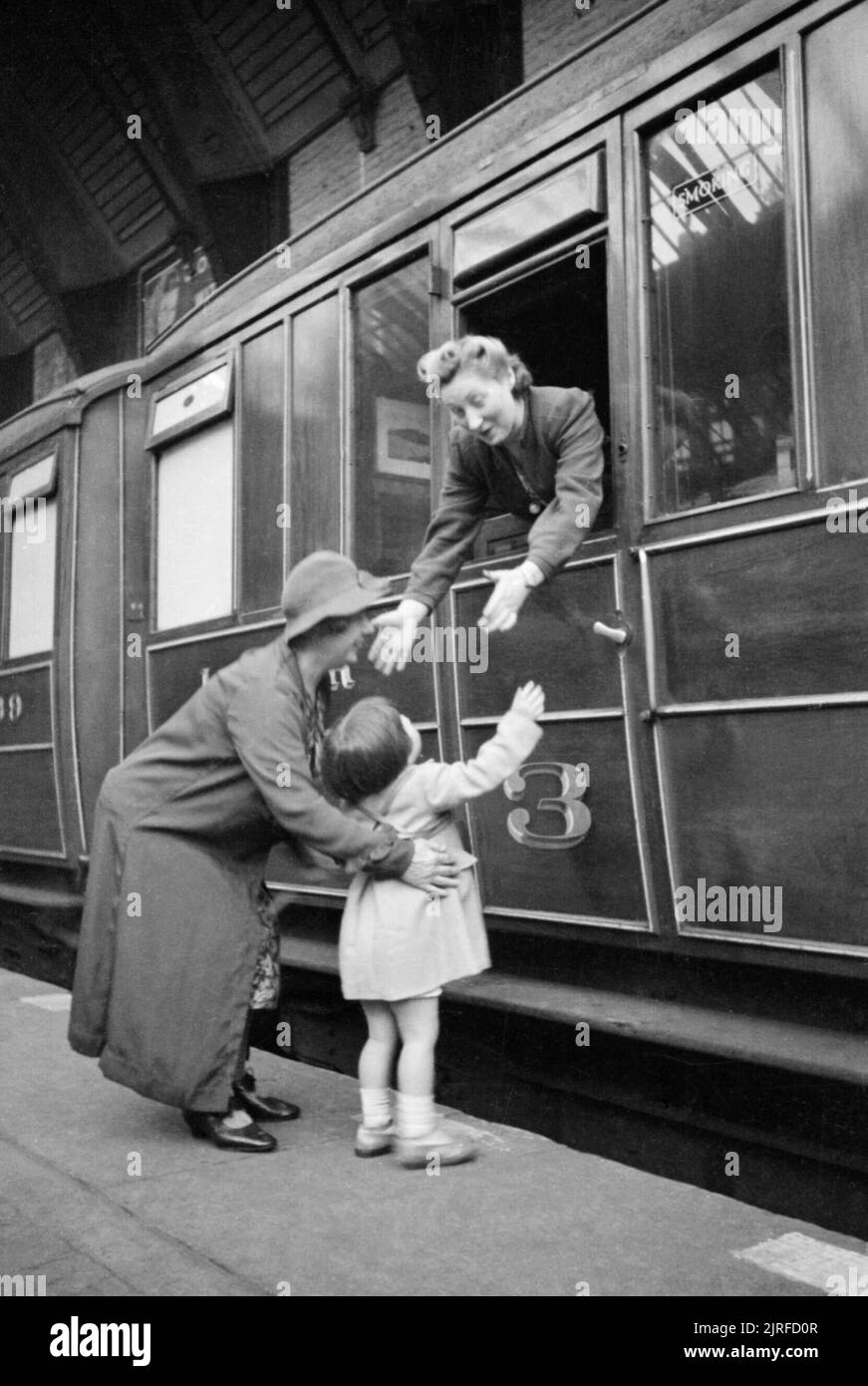 Vera Elliott dit au revoir à sa fille Heather qu'elle déclenche à ...