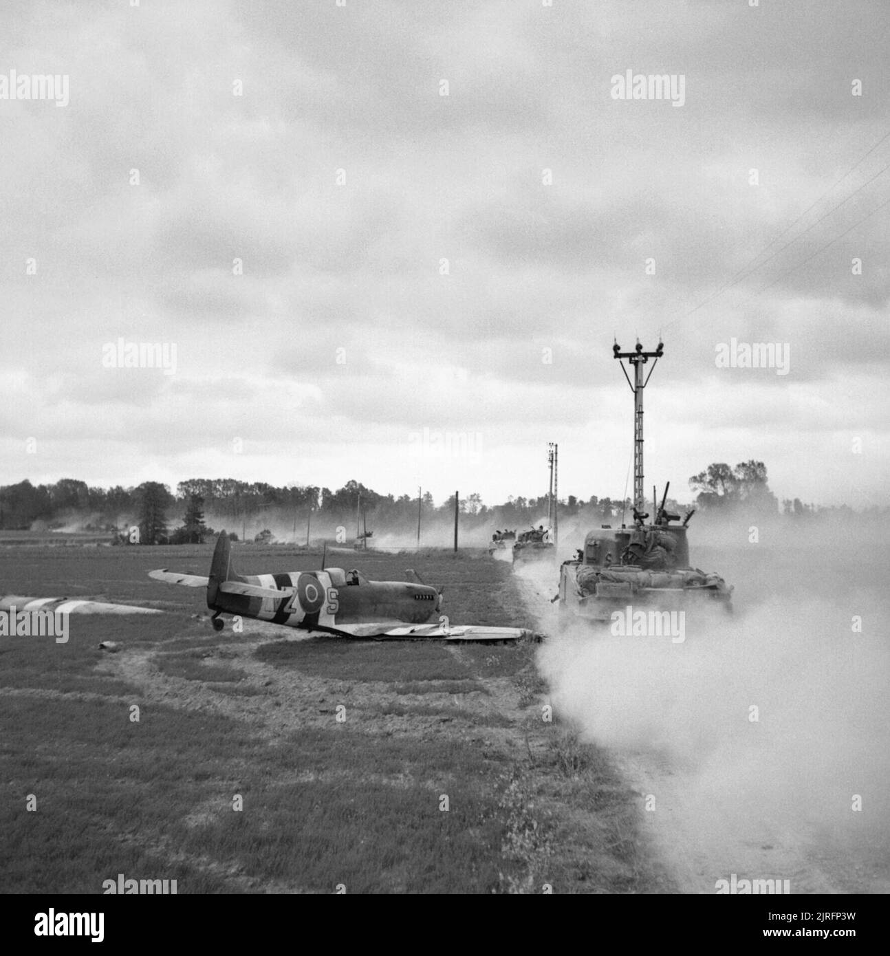 Les chars Sherman passent devant un Spitfire, un accident qui frappe ...