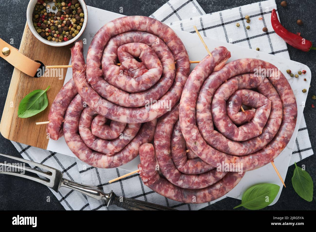 Saucisses de porc spiralées crues. Saucisses de porc fraîches une spirale torsadée savoureuse ...