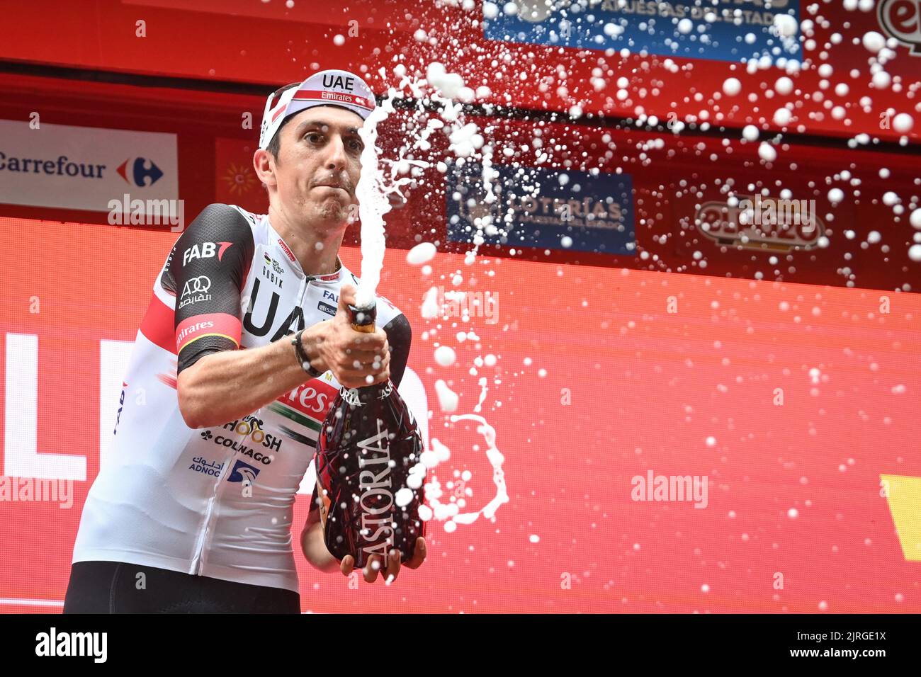Espagnol Marc Soler des Émirats Arabes Unis célèbre sur le podium avec du champagne après avoir ...