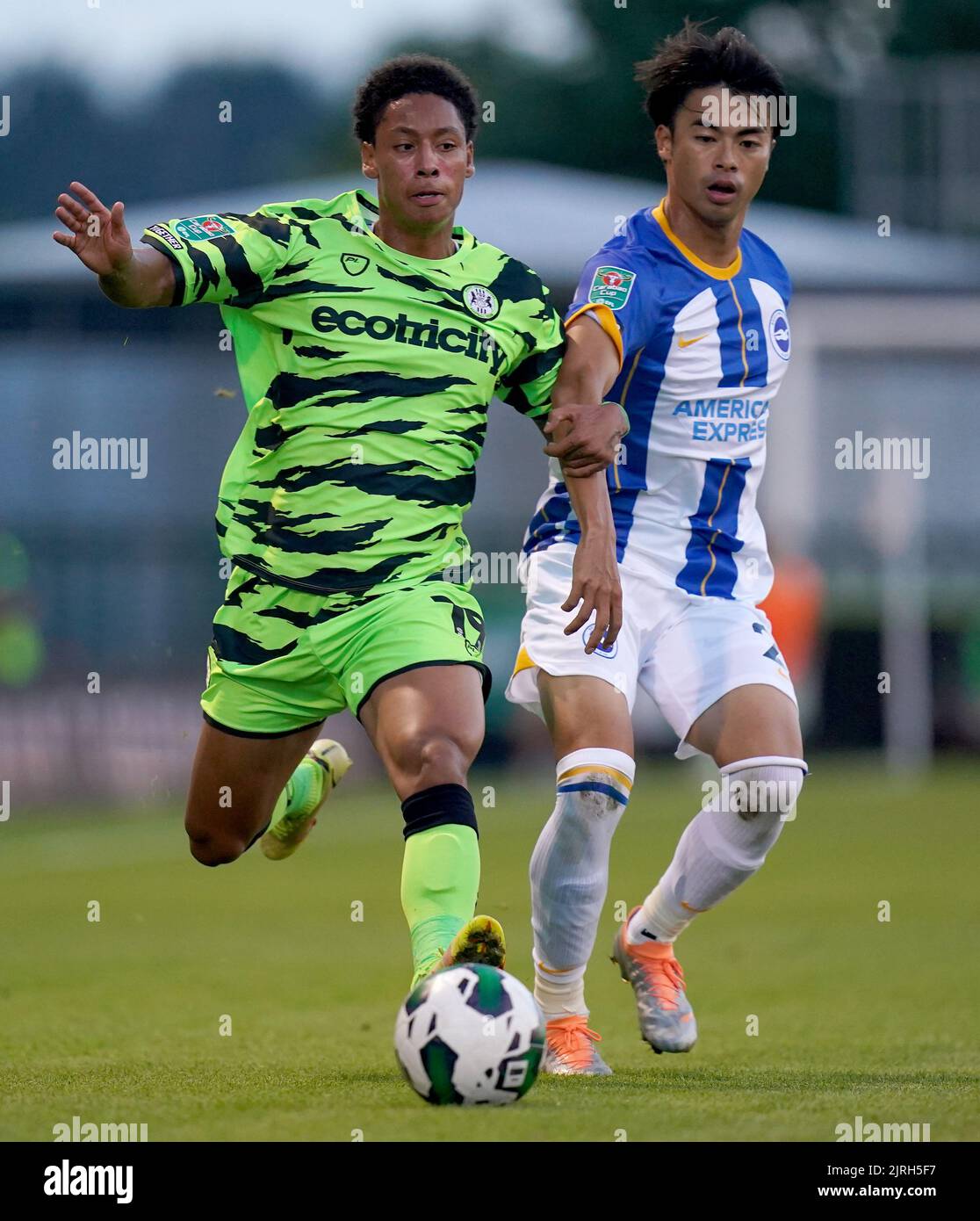 Sean Robertson (à gauche) de Forest Green Rovers et le Mitoma Kaoru de ...