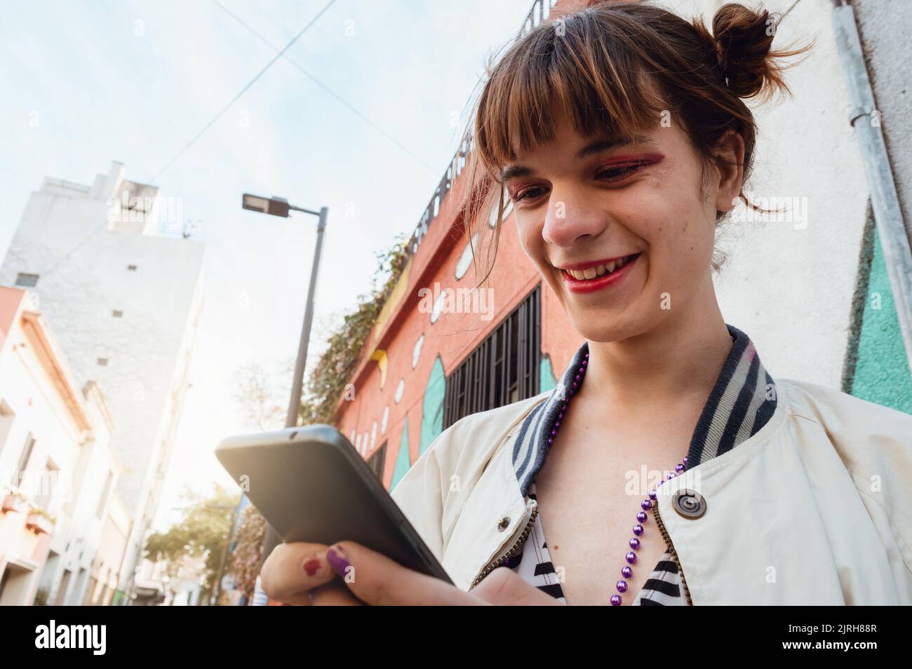 belle jeune femme transgenre du caucase du sud avec maquillage rouge ...