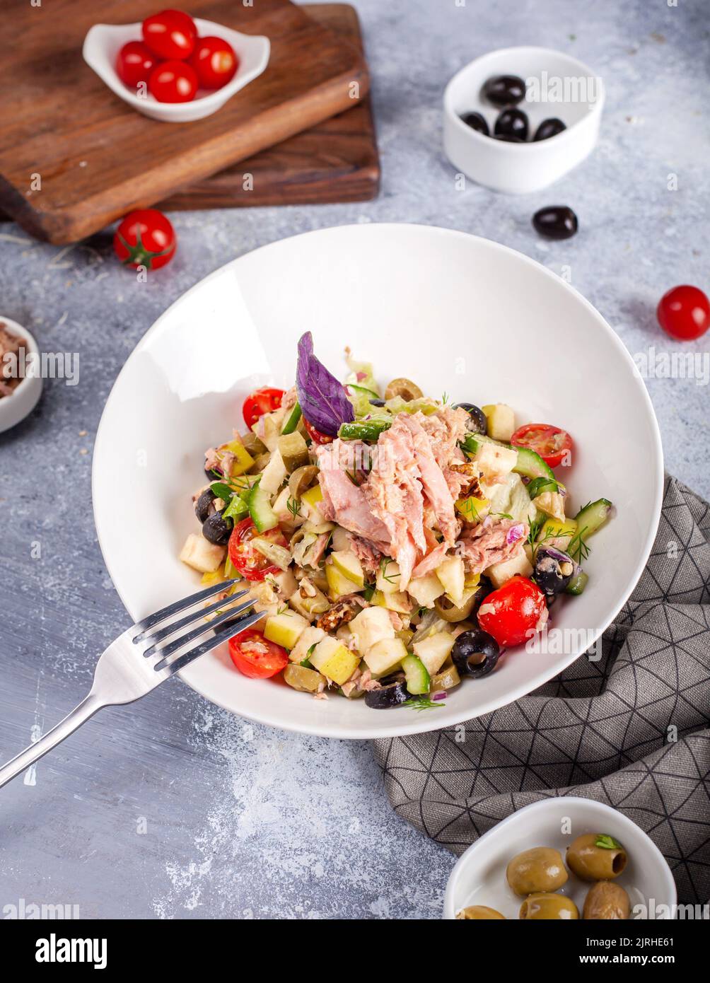 Un gros plan vertical d'un repas délicieux et sain avec des tomates et ...