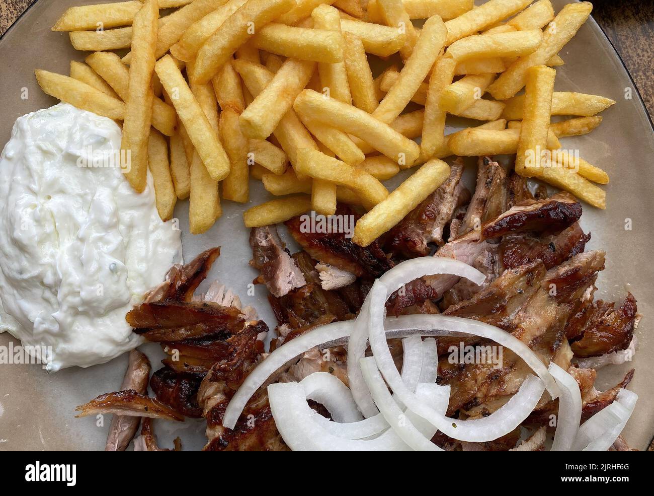 Gros plan de l'assiette de gyros de porc grec isolé prêt à manger avec ...