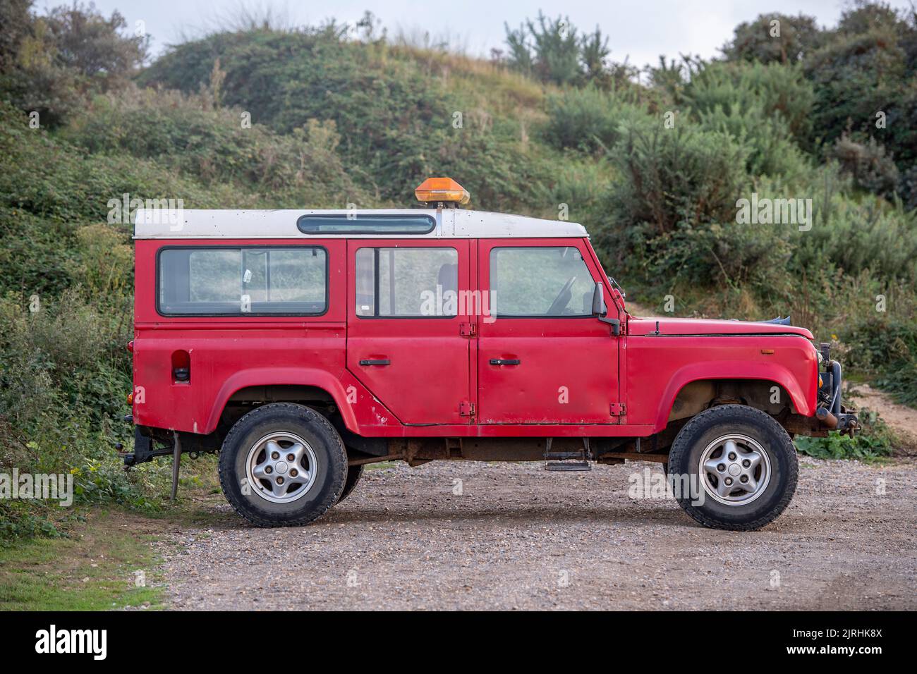 land rover defender 110 avec une lumière orange sur le toit, le ...