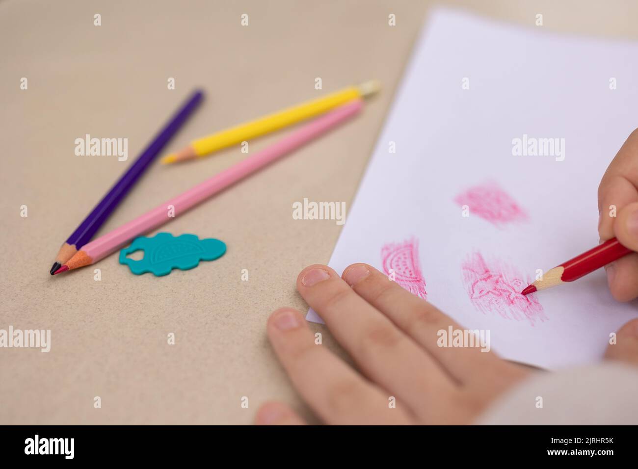 Enfants à Dessiner Avec Des Crayons Colorés Les Enfants Sattirent Sur