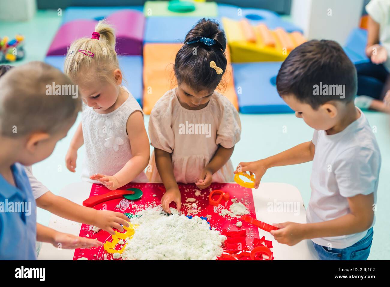 Jeu sensoriel amusant avec du sable cinétique moulable et moelleux à l ...