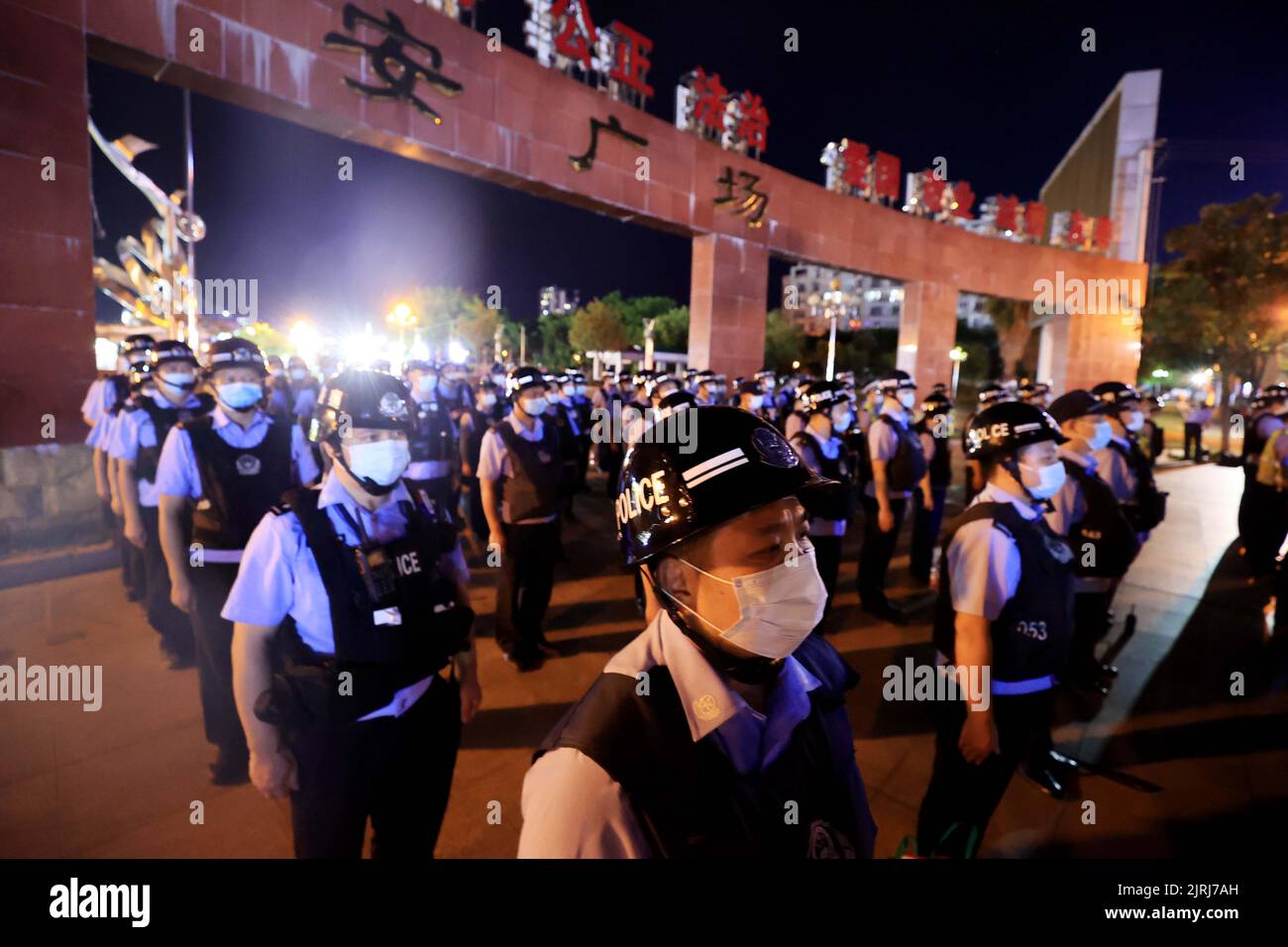 LIUZHOU, CHINE - le 25 AOÛT 2022 - la police se réunit sur la place ...