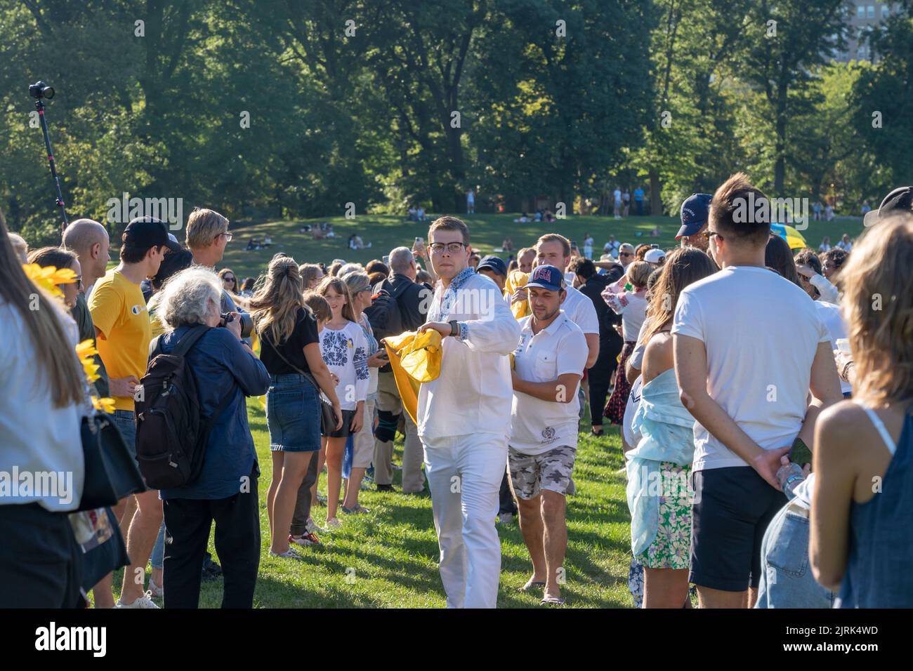 Des centaines de personnes arborent un drapeau ukrainien géant pour ...