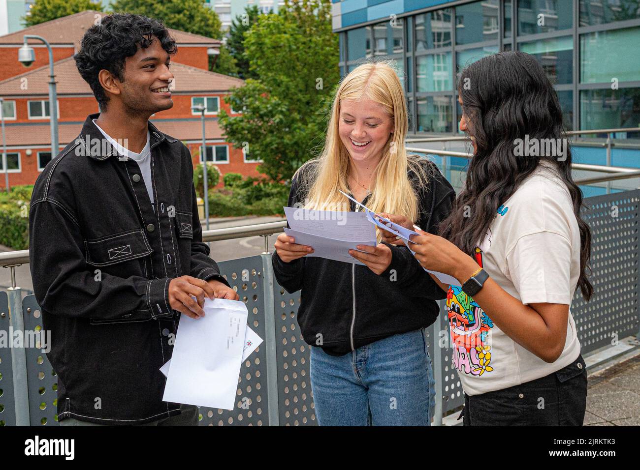 PIXELATATION DE PA PICTURE DESK (de gauche à droite) Dominic Sebastian ...