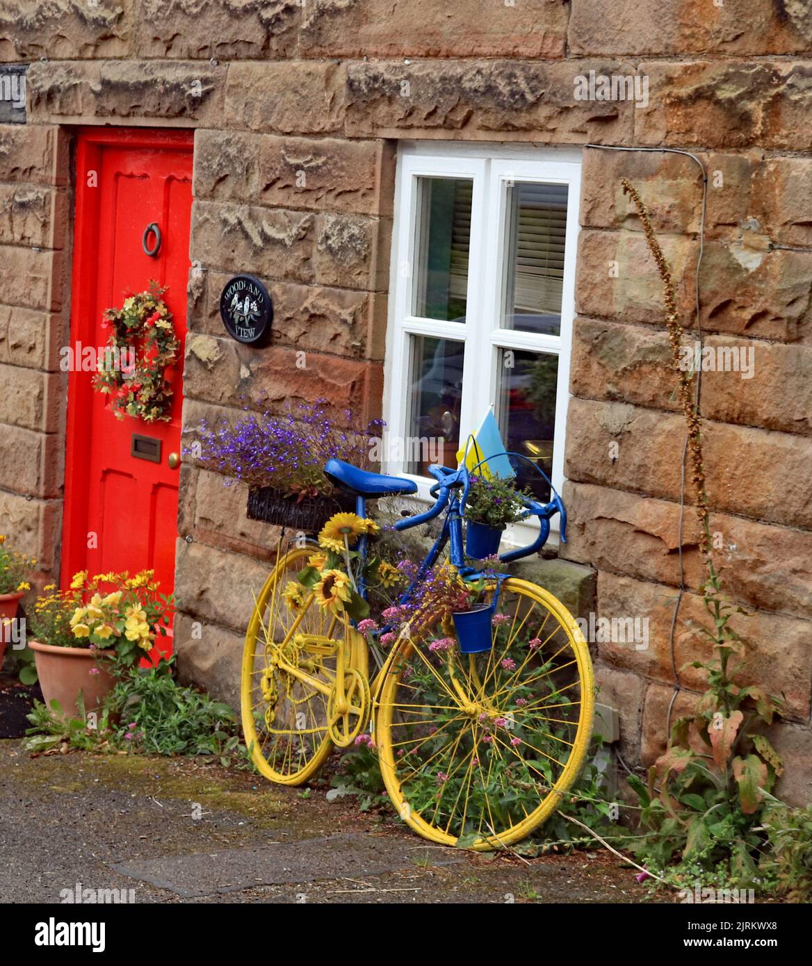 À l'extérieur d'un chalet dans le village de Winster, un vieux vélo a ...
