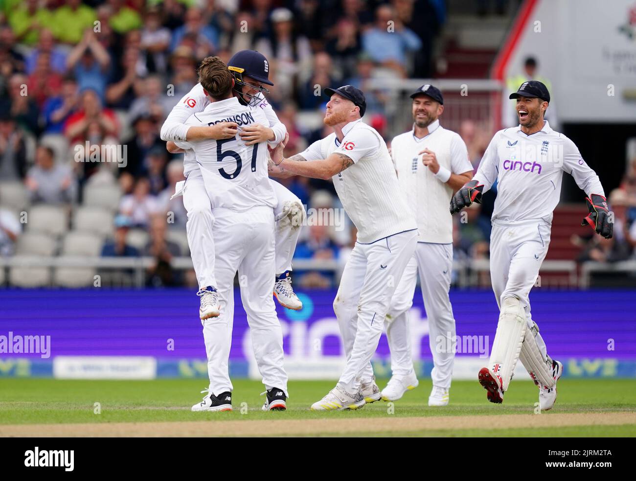 Le pape d'Angleterre Ollie (à gauche) célèbre la prise du Dean Elgar d ...