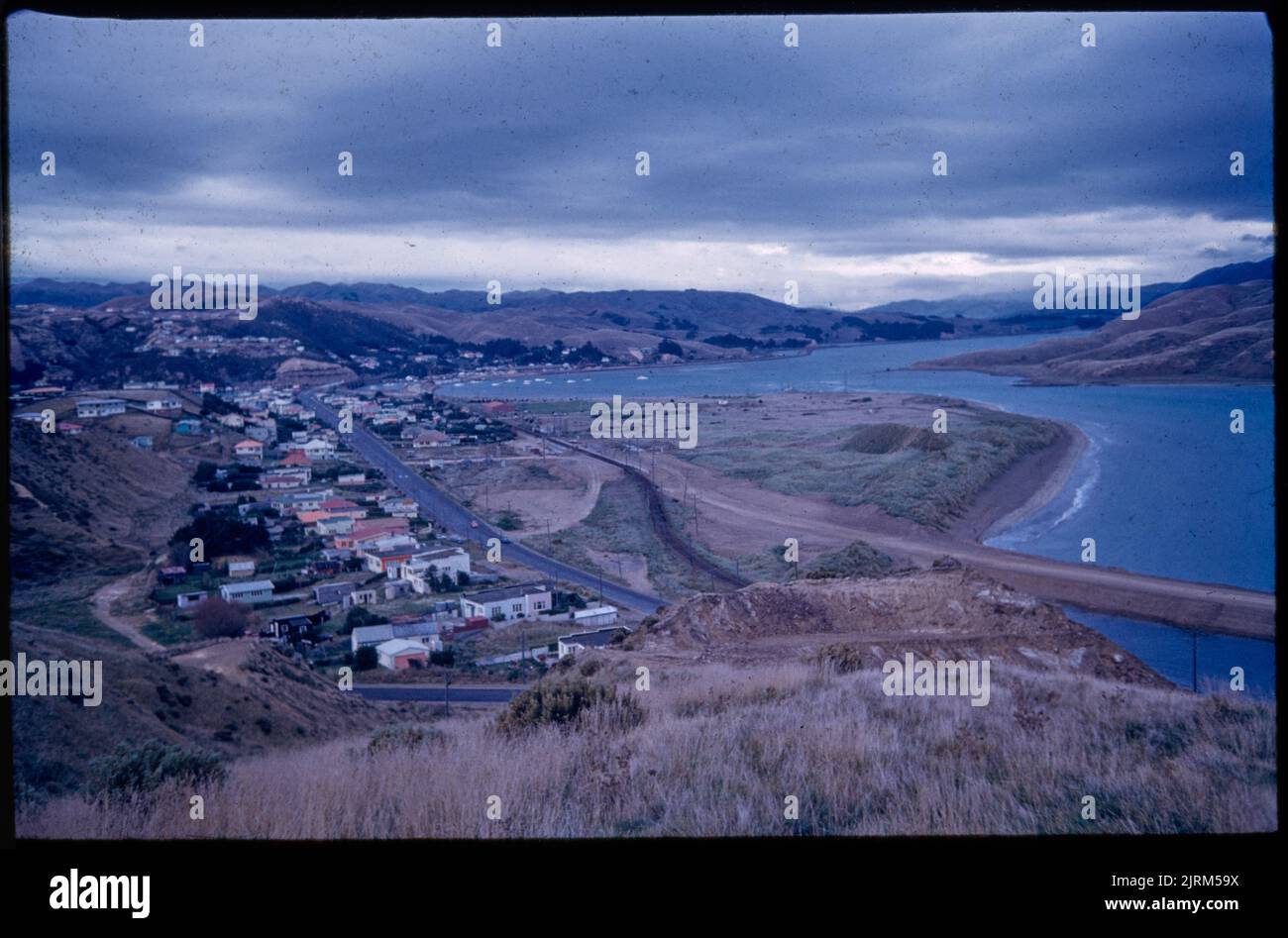 Port de Porirua (bras principal, vers le sud) de Walker's Hut (se de ...