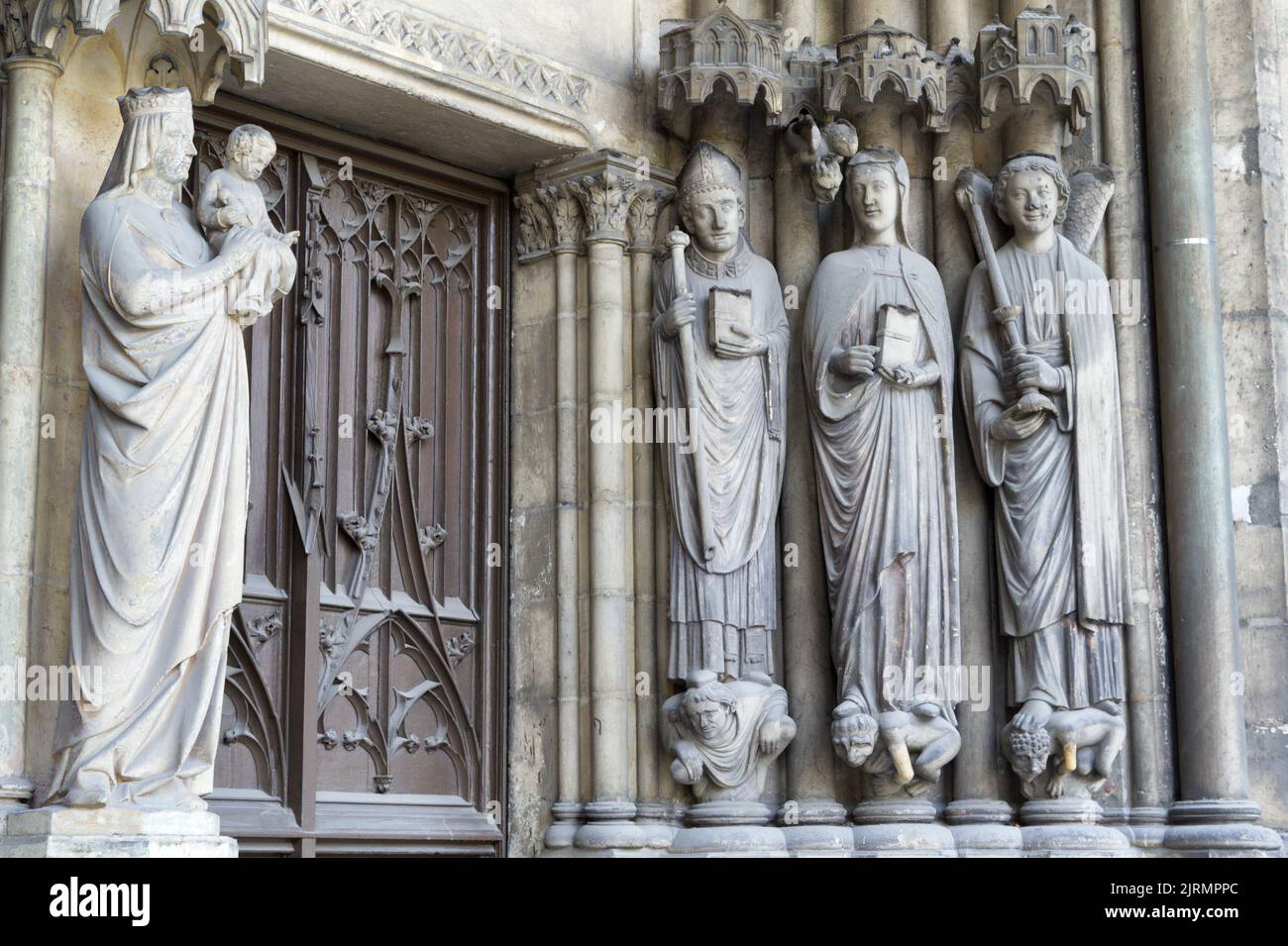 La Vierge Marie avec enfant, Saint Germain de Paris, Sainte-Genviève et ... La Vierge Marie avec enfant, Saint Germain de Paris, Sainte-Genviève et ...