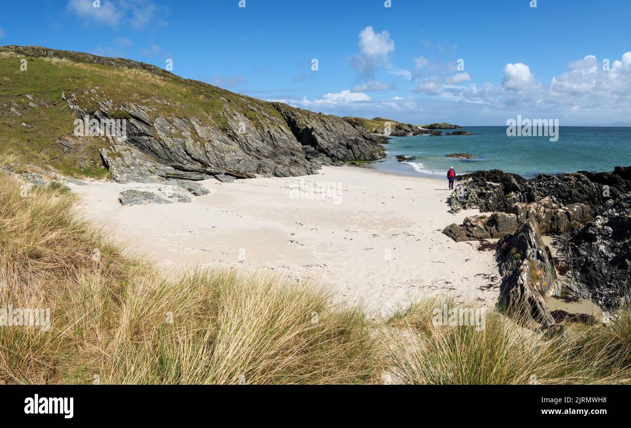 Touriste solitaire sur les plages de sable à Port a Chapuill sur l'île ...
