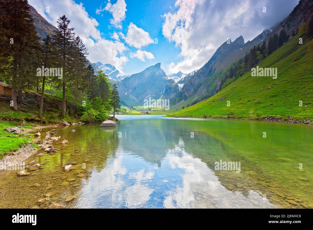 Vue sur le lac seealpsee dans les montagnes alpstein Banque de ...