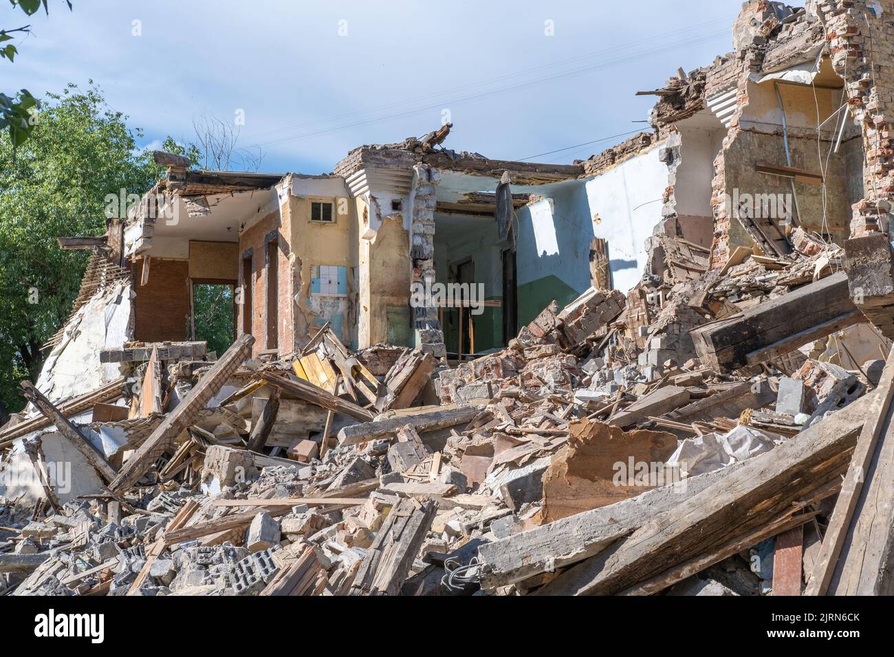 Déchets après la démolition du bâtiment. Murs et fenêtres cassés. Le ...