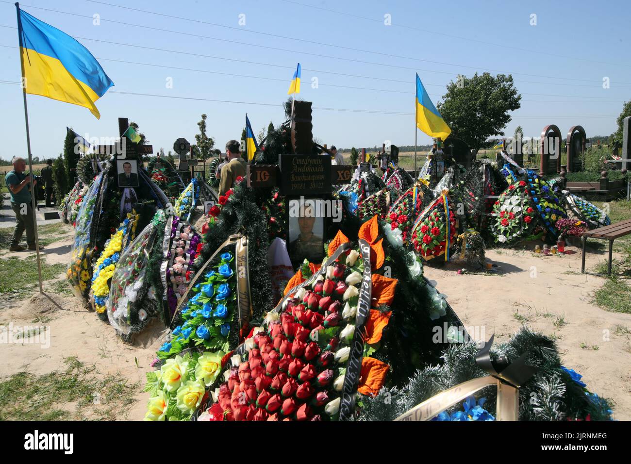 RÉGION DE KIEV, UKRAINE - 24 AOÛT 2022 - tombes sur le territoire du ...