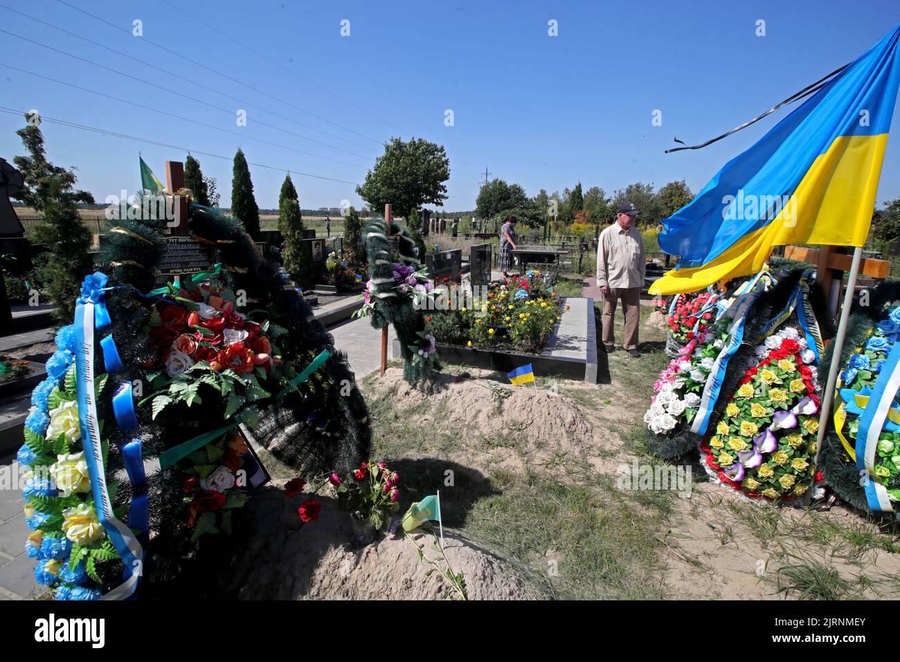 RÉGION DE KIEV, UKRAINE - 24 AOÛT 2022 - tombes sur le territoire du ...