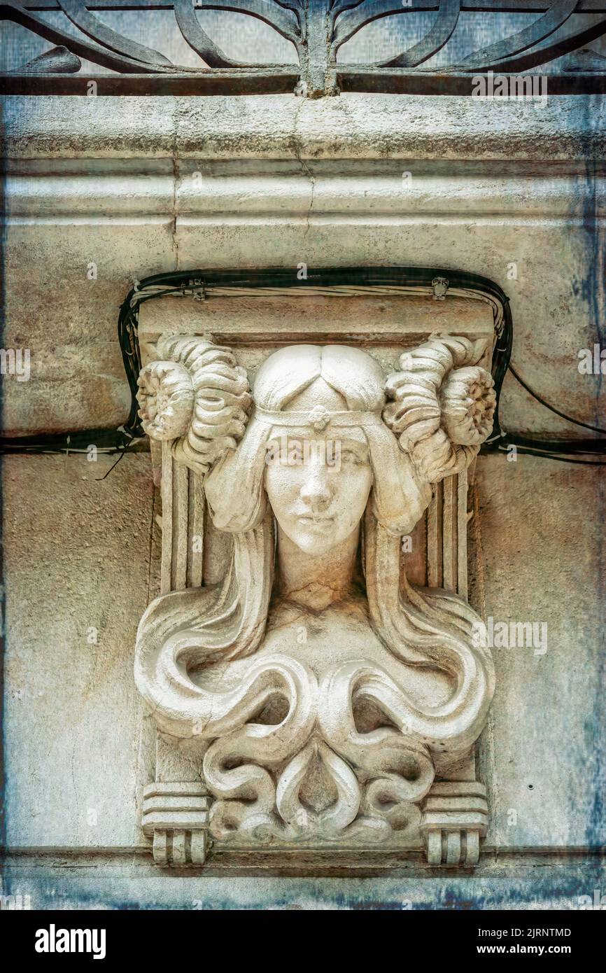 Balcony sculpture support Banque de photographies et d’images à haute ...