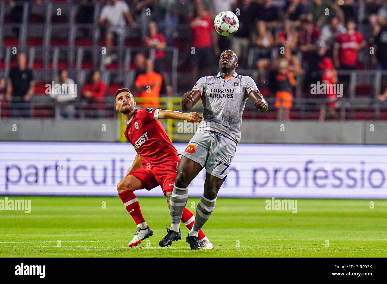 ANVERS, BELGIQUE - AOÛT 25 : Stefano Okaka de Basaksehir FK pendant la ...