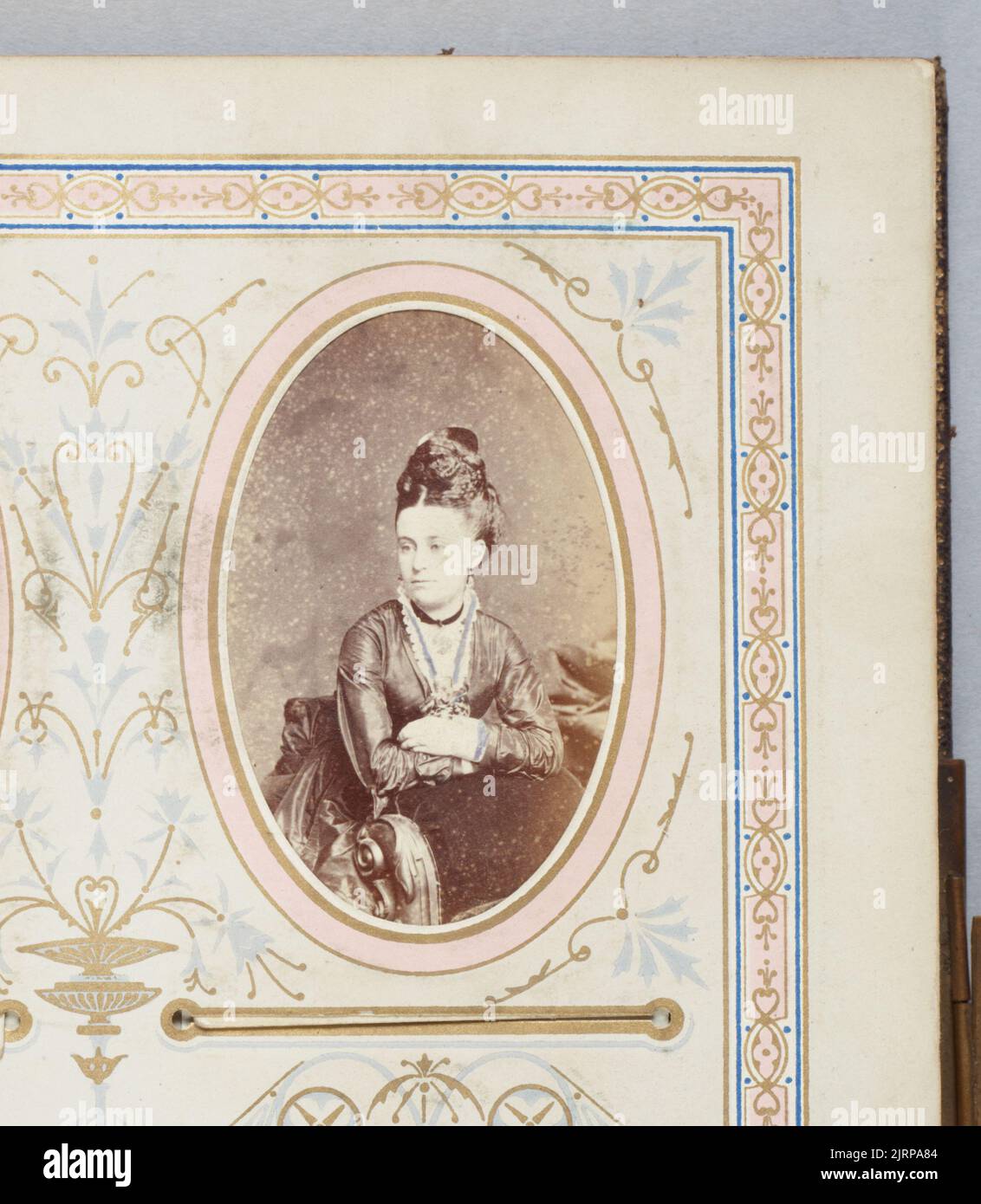 Femme en robe noire de l'album Banque de photographies et d’images à ...