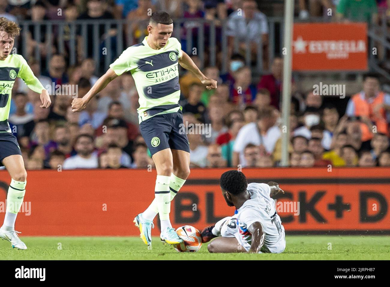 BARCELONE, ESPAGNE - AOÛT 24: Franck Kessie du FC Barcelone bataille ...