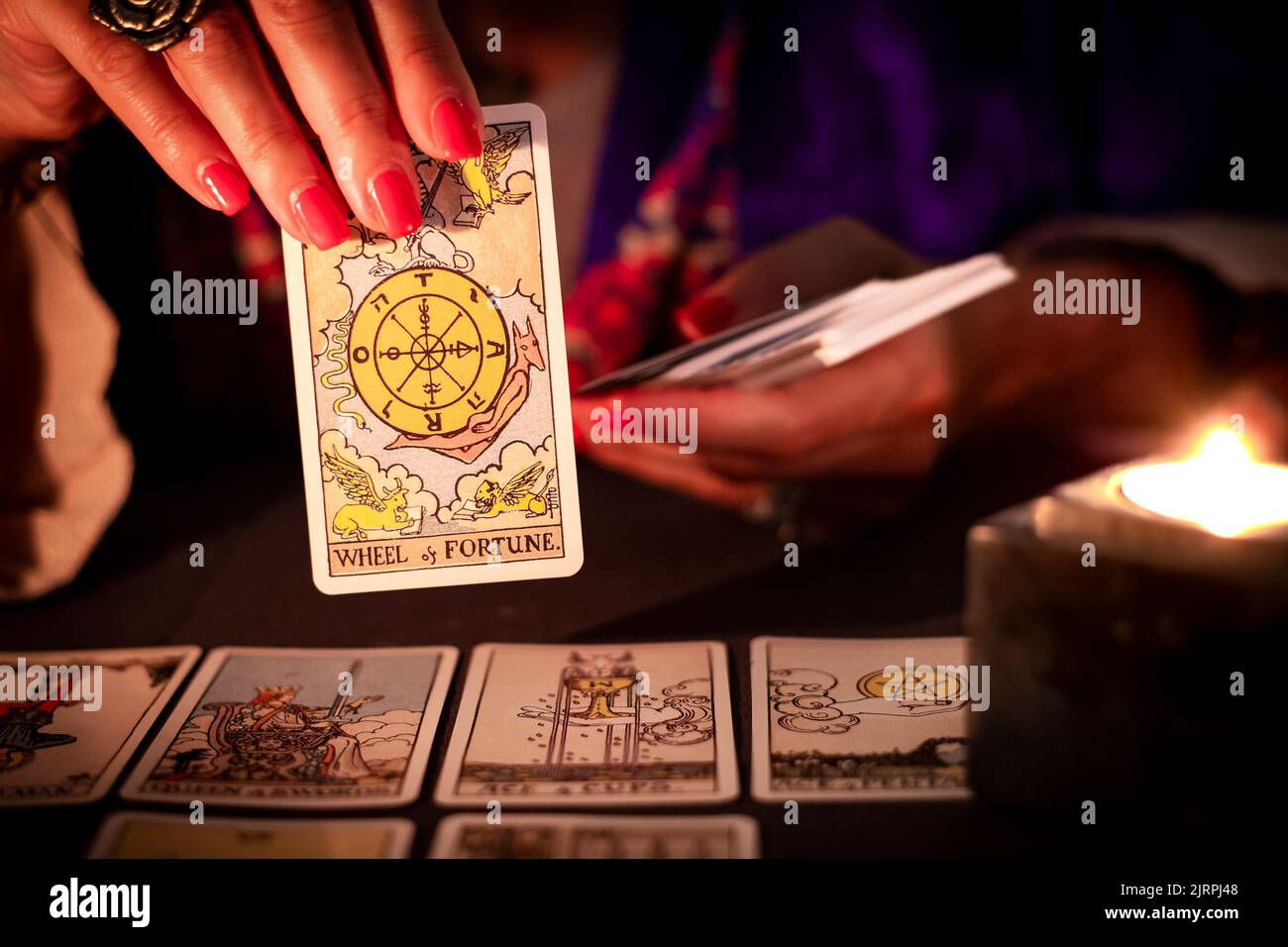 Les mains de la femme de la fortune de teller montrant la roue de la ...
