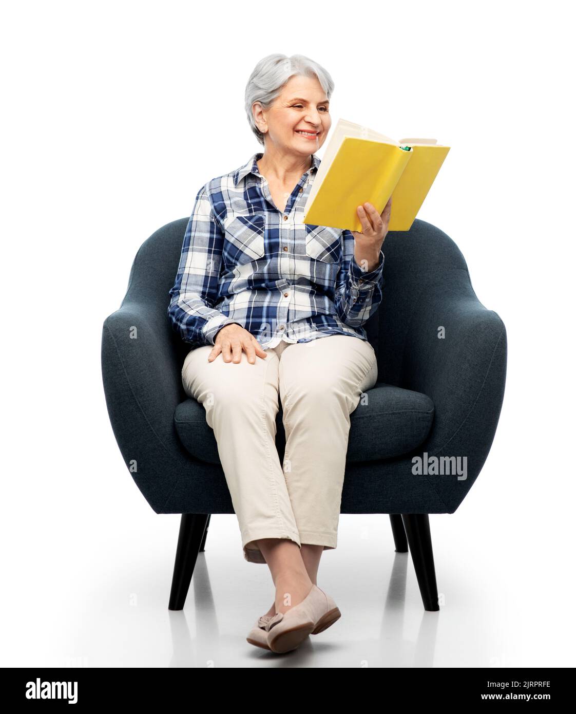Femme mature assise dans un fauteuil Banque de photographies et d’images à haute résolution - Alamy