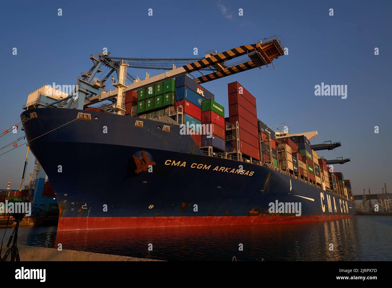 Navire-conteneur dans le port au terminal des conteneurs. Les navires à ...