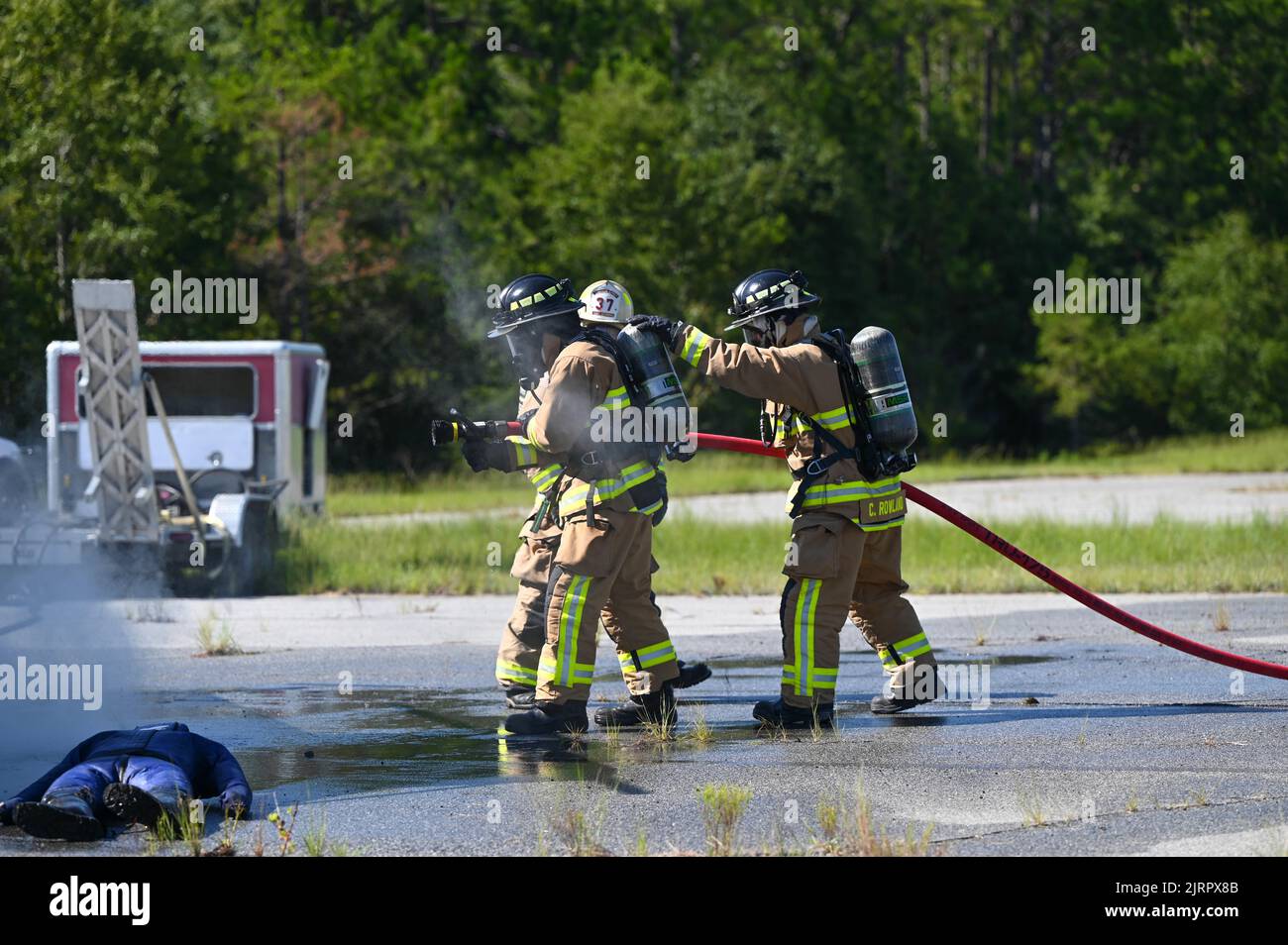Les pompiers de la Force aérienne des États-Unis de l'escadron du génie ...